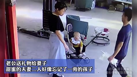 老公送礼物给妻子，甜蜜的夫妻二人好像忘记了一旁的孩子