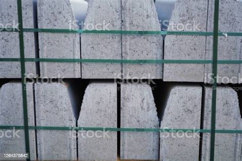 나무 팔레트의 콘크리트 연석은 거리 수리 중에 거리에 서 있습니다 도로 공사 보도 수리 가장자리에 대한 스톡 사진 및 기타 이미지 Istock