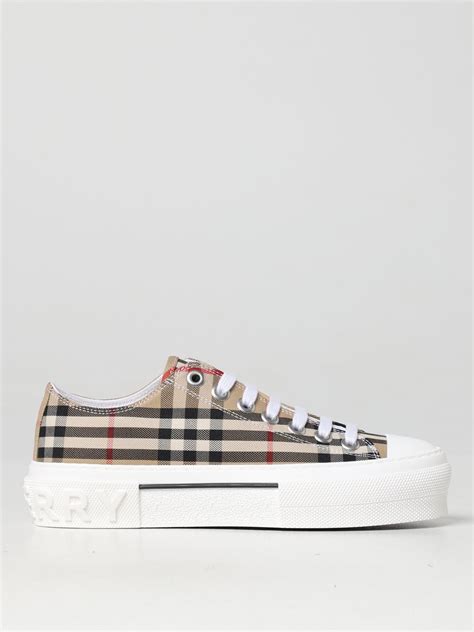 버버리 Burberry 스니커즈 여성 베이지 Giglio Com에서 버버리 스니커즈 8050506 상품들을 온라인으로
