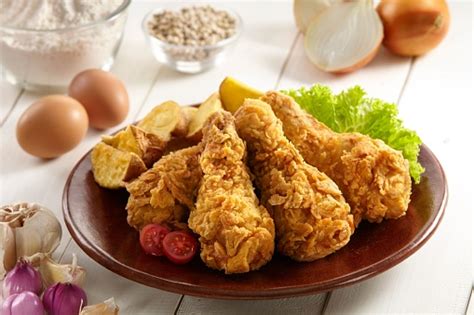 감자 웨지와 야채와 함께 제공되는 바삭한 프라이드 치킨 접시 감자 요리에 대한 스톡 사진 및 기타 이미지 감자 요리 감자튀김 고기 Istock