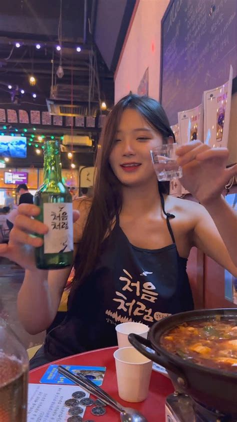 다 벗 고 앞치마 하나만 걸친 여친과 한잔하는 느낌 ㄷㄷ 영상 Issueiyagi