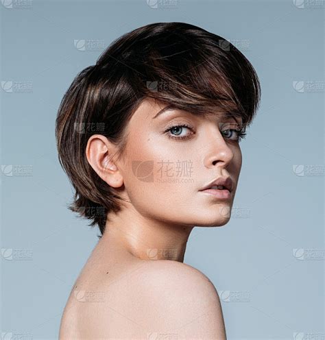 一个年轻漂亮的黑发女孩的肖像