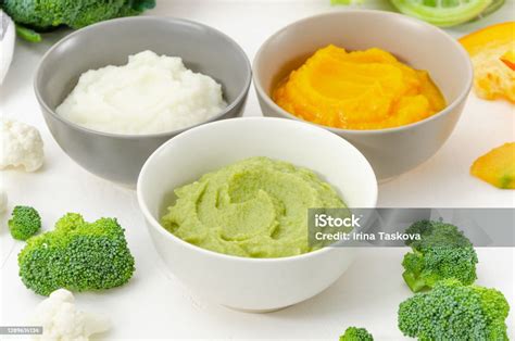 이유식 그릇에 3 개의 수제 야채 퓌레의 변형 호박 퓌레 콜리플라워 퓌레 브로콜리 퓌레가 흰색 배경에 있습니다 0명에 대한 스톡 사진 및 기타 이미지 Istock