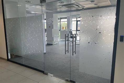 Брандиране на витрини с фрост фолио от Реклама Фоурвор