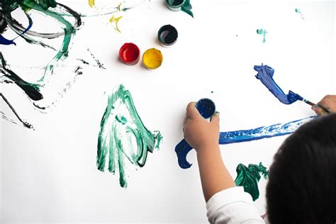 흰색 종이 시트에 수채화와 함께 그림 어린 소년의 손 브러쉬와 페인트를 가진 어린 소년 학교 개념으로 돌아갑니다 카피스페이스 Theatrical Performance에 대한