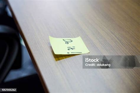 참고 종이에 검은색 마커 펜 필기 메시지를 그것을 테이블에 0명에 대한 스톡 사진 및 기타 이미지 0명 결정 긴급 개념