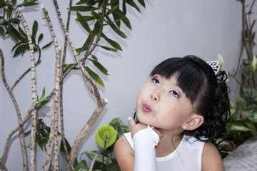 Hermosa Joven Pareja Sonriendo Mientras Est Sentado En El Dormitorio