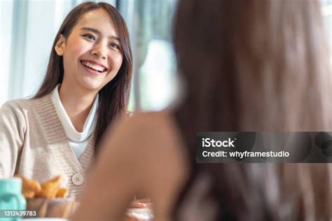 매력적인 아시아 여성 이야기 친구와 함께 웃는 웃음과 행복 순간 에 카운터 근처 카페에서 일광 정원 긍정적인 태도 관계에서 일본 민족에 대한 스톡 사진 및 기타 이미지