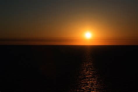 フリー写真 海の水平線と沈みゆく太陽の風景でアハ体験 GAHAG 著作権フリー写真イラスト素材集 GAHAG 著作権