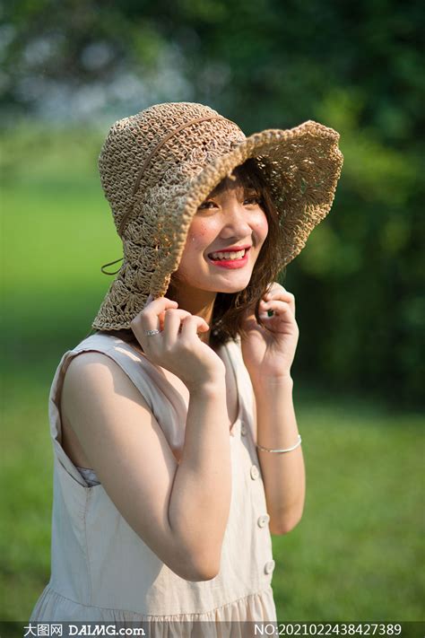 开心笑容裙装美女人物摄影原片素材 大图网图片素材
