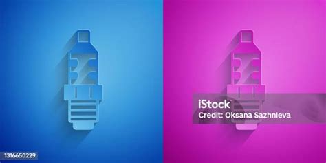 종이 잘라 자동차 스파크 플러그 아이콘은 파란색과 보라색 배경에 격리 자동차 전기 촛불 종이 아트 스타일 벡터 강철에 대한 스톡