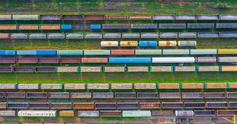 화물 철도 객차의 상위 뷰입니다 철도 분류 시설에서 다채로운 화물 열차의 비행 드론에서 조감도 철도에 물건을 실은 마차 중공업 산업 개념 현장 사진