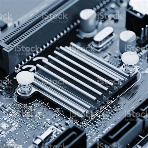 기내 구성 요소 Pcb에서 Pc까지 개인용 컴퓨터의 마더보드에 칩 커패시터 및 커넥터를 연결합니다 현대 기술 배경 0명에 대한 스톡 사진 및 기타 이미지 Istock