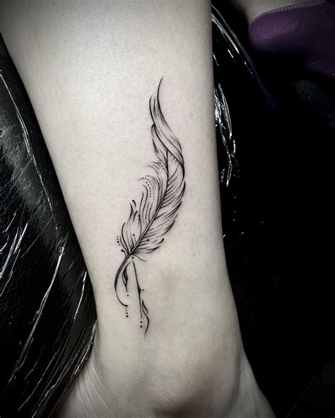 45 Stunning Feather Tattoo Ideas That Showcase Personal Expression