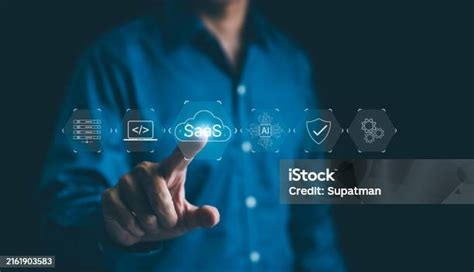 Saas 또는 Saas 개념입니다 Saas Ai 프로그래밍 보안 서버 관리 현대 기술 및 혁신을 위한 디지털 아이콘과 상호 작용하는 사업가 클라우드 시스템 네트워크 기술