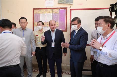 លោកបណ្ឌិតសភាចារ្យ ហង់ជួន ណារ៉ុន អញ្ជើញបើកហឹបវិញ្ញាសារនៅមណ្ឌលប្រឡង សារព័ត៌មាន នគរវត្ត