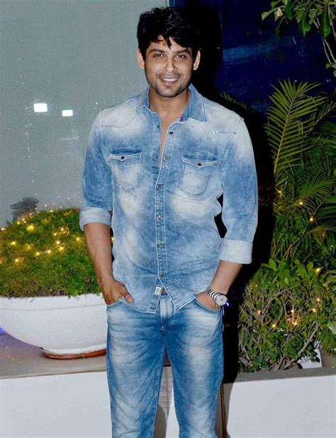 Download Sidharth Shukla In Denim Outfit Wallpaper