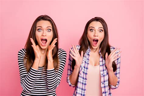 좋은 찾고 매력적인 사랑 스러운 매혹적인 쾌활 한 기 뻐 하는 재미 있는 똑 바른 머리 여자를 입고 캐주얼 오픈 입 멋진 분홍색