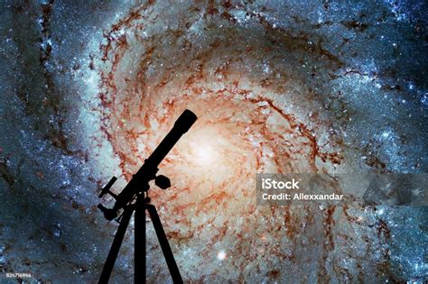 망원경의 실루엣으로 공간 배경입니다 바람개비는 하 메시에 101 별자리 큰곰자리에 M101 검은색에 대한 스톡 사진 및 기타 이미지 Istock