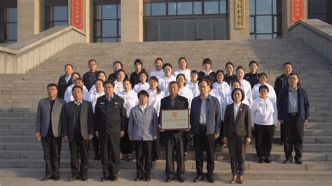 张琼为荣获“全国三八红旗集体”称号的县人民检察院授牌检察干警妇女新绛