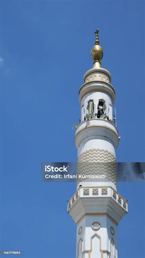 낮은 각도 보기 맑고 푸른 하늘 배경에 있는 이슬람 사원의 단일 미나렛 이슬람 종교와 건축 그리고 여행 개념 이슬람 종교 건축 전통의 모스크 디자인 모스크에 대한 스톡 사진