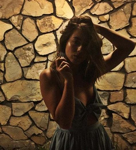 Chloe Bennet Scrolller