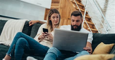 집에서 소파에서 휴식을 취하면서 스마트폰과 노트북을 고소하는 젊은 커플 사진 Unsplash의 앉아 이미지