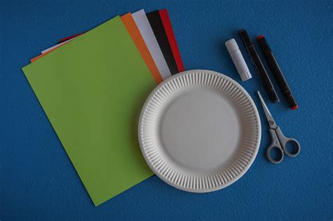 크리스마스 새해 눈사람 손수만든 단계별 사진 교육 Diy 개념입니다 19 단계 재료 가위 접착제 마커 멀티 컬러 종이 종이 접시 면 패드 평면도 플랫 레이 0명에 대한 스톡