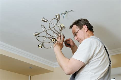 El electricista está instalando y conectando una lámpara Foto Premium