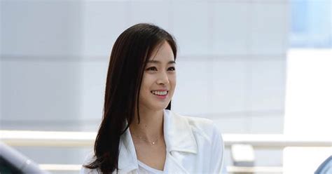 사진 김태희 파란색 가방 포인트 공항패션