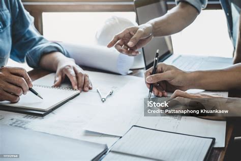 엔지니어 팀워크 미팅 작업 현장 건설 및 구조 개념에서 모델 구축 및 엔지니어링 도구에 대한 파트너와 협력하는 프로젝트에 대한