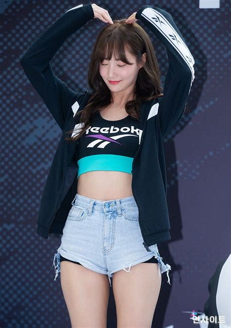‘핫팬츠 브라톱 입고 ‘황금 골반 드러낸 모모랜드 연우 Kpop Girl Groups Kpop Girls Crop Tops Demo Women Fashion