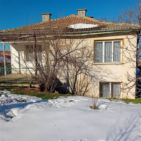 Продава се Двуетажна къща 180 кв м РЗП 630 кв м двор Къщи Вили Миладиново Продава се