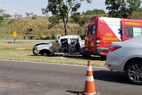 Mulher Morre E Três Pessoas Ficam Feridas Em Acidente Na Br 060