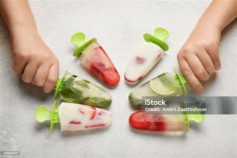 달콤한 홈 메이드 디저트 여름 시원함을위한 아이스캔디 냉동 주스와 아이스크림 어린이 손 아이에 대한 스톡 사진 및 기타 이미지