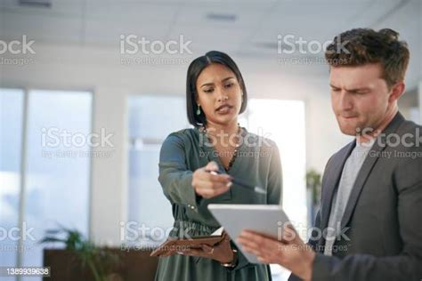 현대 사무실에서 회의하는 동안 디지털 태블릿을 사용하는 젊은 사업가와 사업가의 샷 20 24세에 대한 스톡 사진 및 기타 이미지