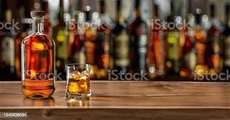바 카운터에 위스키 디켄터와 위스키 한 잔 배경에 바의 흐릿한 내부 버번 위스키에 대한 스톡 사진 및 기타 이미지 버번 위스키 위스키 주류 상점 Istock