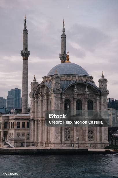 터키 이스탄불의 보스포러스 해협 기슭에 서 있는 오르타쾨이 모스크 0명에 대한 스톡 사진 및 기타 이미지 0명 건물 외관 건축 Istock