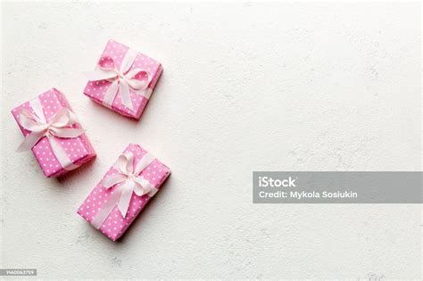 발렌타인 데이 구성 활과 심장이있는 빨간 선물 상자 크리스마스 선물 위에서 볼 수 있습니다 텍스트 공간입니다 홀데이 인사말 카드 0명에 대한 스톡 사진 및 기타 이미지