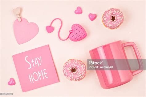 밝은 분홍색 배경 위에 분홍색 액세서리 차 컵 및 도넛이있는 플랫 레이 맨 위 보기입니다 아침 의식 집 아이디어에 머물 0명에 대한 스톡 사진 및 기타 이미지 Istock