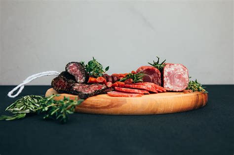 둥근 나무 접시에 다양한 종류와 크기의 소시지 훈제 소시지 세트 가공육에 대한 스톡 사진 및 기타 이미지 가공육 건강에 좋지 않은 음식 건강한 식생활 Istock