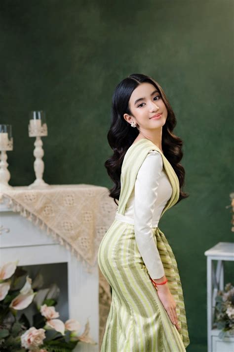 មើលយូរកាន់តែលង់ ក្នុងឈុតប្រពៃណីថ្ងៃភ្ជុំបិណ្ឌ សម្រស់ព្រះនាងតូច ចេនណា Khmerload Cambodia