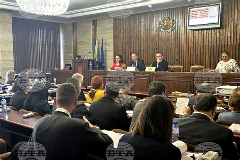 Общинските съветници в Добрич приеха годишен отчет за дейността на Местната комисия за борба