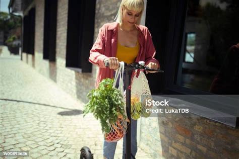 전기 푸시 스쿠터를 타는 인식 할 수없는 여성의 정면보기 전기 스쿠터에 대한 스톡 사진 및 기타 이미지 전기 스쿠터 쇼핑 25 29세 Istock