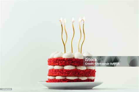 빨간 벨벳 스폰지 레이어와 흰색 크림 치즈가 켜진 황금 양초로 장식 된 생일 케이크 레드벨벳케이크에 대한 스톡 사진 및 기타 이미지 레드벨벳케이크 거품 내기 공휴일