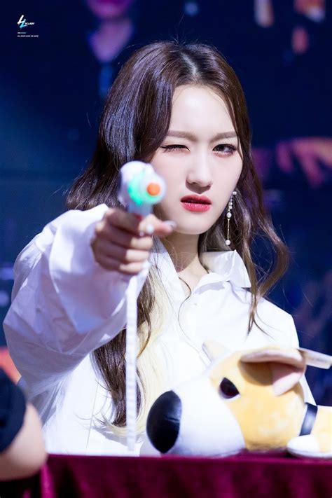 Third Generation K Pop Idol Has Netizens Cracking Up With Her Fansign Antics K Luv