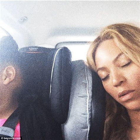 Beyonce Bounces On A Bed With Daughter Blue Ivy Beyonce Queen Beyonce Blue Ivy