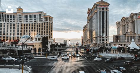 낮에 고층 건물 근처 길가에 주차된 자동차 사진 Unsplash의 무료 미국 이미지