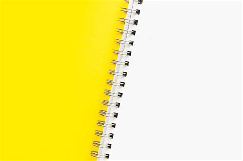 레이아웃 또는 모형 노란색 배경에 나선형이있는 열린 노트북의 흰색 시트 텍스트의 공간이나 공간을 복사합니다 0명에 대한 스톡 사진 및 기타 이미지 Istock