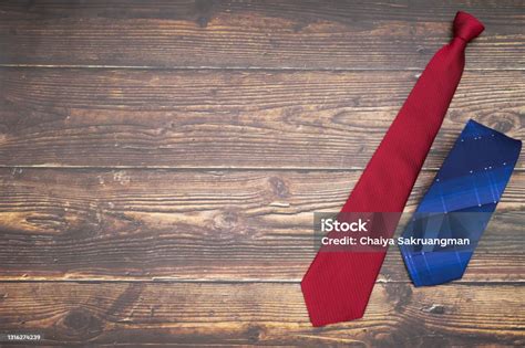 긴 빨간 넥타이와 어두운 나무 배경으로 아버지의 날에 아버지 또는 아빠를위한 짧은 파란색 넥타이 선물의 행복한 가족 장면 0명에 대한 스톡 사진 및 기타 이미지 Istock